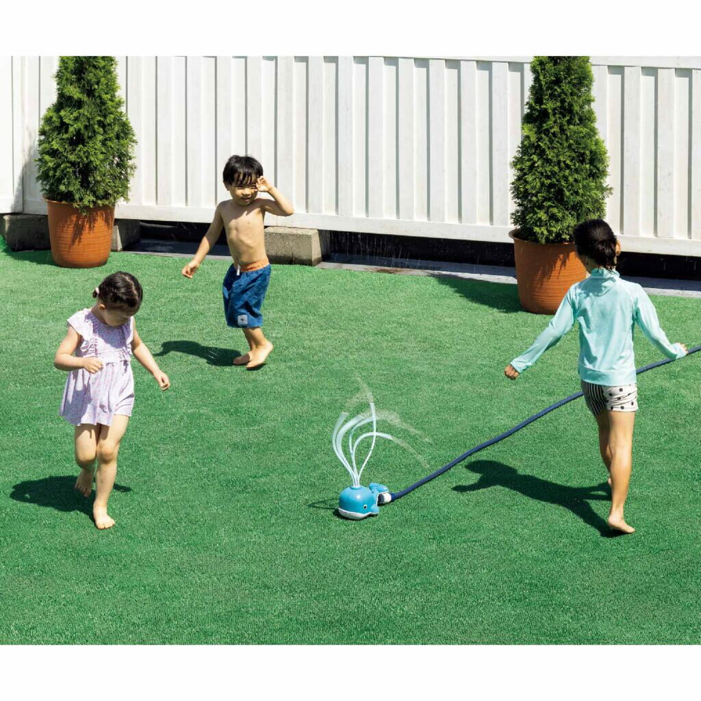 園庭での水遊びに最適な、面白い動きをするスプリンクラーです。 くじらの潮吹きのように水が飛び出します。　 ホースを簡単に取り付けられる、アタッチメント付きです。 ■材質：ポリプロピレン、パイプ＝シリコーン樹脂 ■サイズ：41×23×高さ14...