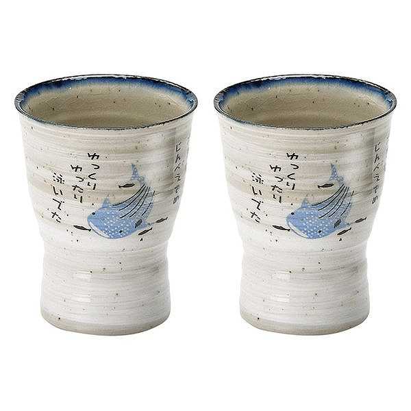 のんびりしたジンベエさんに癒される、温かみある陶器です。｢おふけ甚兵衛｣の｢おふけ｣は名古屋城などで焼かれた｢御深井焼(おふけいやき)｣から来ています。灰色の生地で、全体に貫入のある様子が似ていることから名付けました。●メーカー：カネセ●メ...