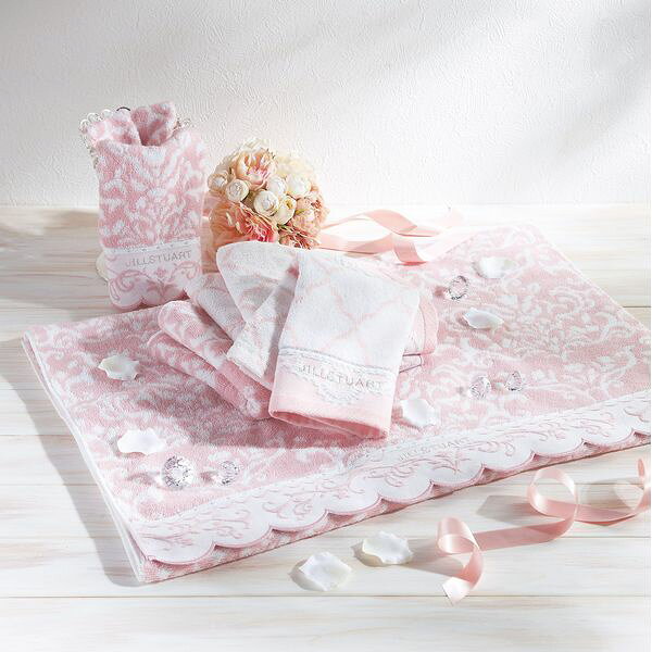 ●商品説明：ロゴ刺繍と織り込まれたラメ糸がキラキラとしたJILL　STUARTらしいタオルギフトです。　ブーケのようなダマスク柄とシンプルなタイル模様のエレガントなタオルに、　繊細な花柄のギフトボックスはとても可愛く写真映えもバッチリ。　フ...