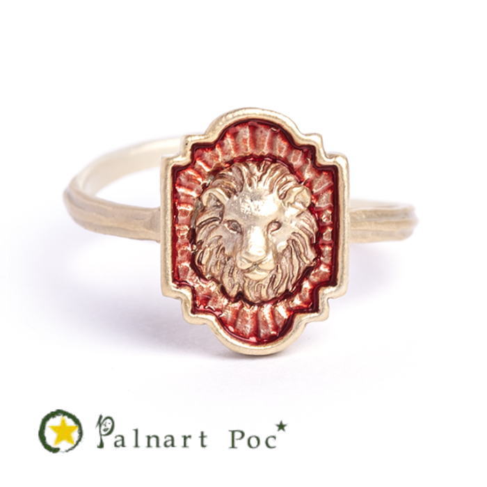 ★商品情報★ ・ブランド ：Palnart Poc パルナートポック ・商品名　 ：ライオントロフィー リング ・素材　　 ：真鍮 ・サイズ　 ：フリーサイズ 11号基準 王者の風格を感じさせる赤とゴールドを基調にした、ライオンのエンブレム...