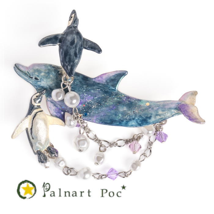 ★商品情報★ ・ブランド ：パルナートポック Palnart Poc ・商品名　 ：星海のダンス ブローチ ・素材　　 ：ピューター 樹脂パール カットガラス ・サイズ　 ：H52mm×W64mm 自由に泳ぎまわるイルカとペンギンのブローチ...