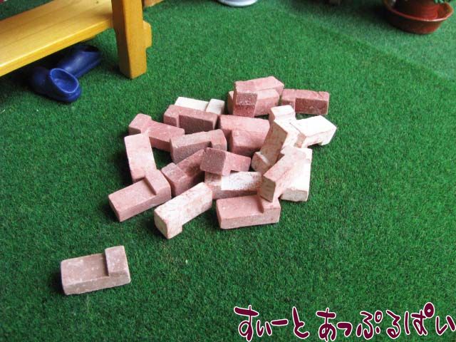 コーナー型のミニミニレンガ25個のセットです。こちらは【使い古し風】になります。外壁や花壇作りにいかがですか！ハウスのコーナーにだけ積むと、アクセントになってかわいいです。比較的やわらかな素材でできていますので、大きなハサミやナイフでお好き...