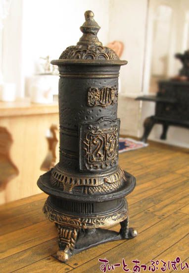 ずっしりとした、パーラーストーブ。パーラーとは、どうやらお店や応接間などの、人の集まるところを指しているようです。こんなアンティークな雰囲気のストーブなら、暖まりながら癒されちゃいそうですね！サイズ：W40xD40xH105mm。