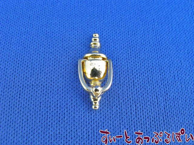 ドアノッカーです。玄関ドアにステキですね！実際にノックすることができますよ！お色はゴールドです。店長の実家は昔ながらの日本家屋でしたので、障子や襖ばかりで「入室の際にノックをする」という習慣が、特に私の両親や祖父母にはありませんでした。思春...