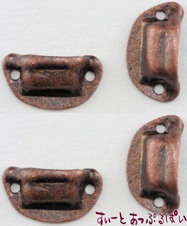 ミニチュア家具用のパーツです。引き出しの引き手の部分ですね。金属製。サイズ：8x4mm、高さ約2mm　 ※釘はCLA05553がおすすめです。
