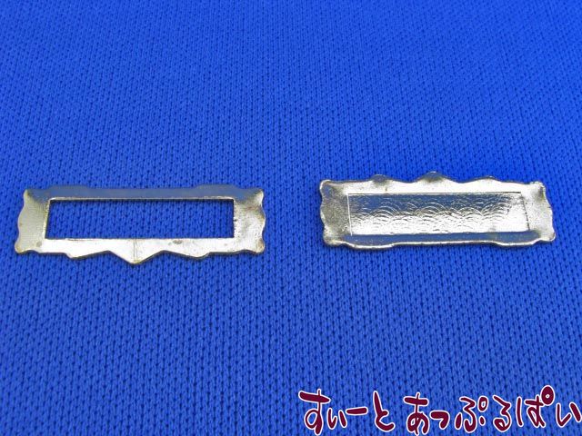 メールスロットのセットです。ドアなどの表裏に取り付ければ、郵便受けのできあがり！ドアに穴を開ければ、もっと臨場感が出るかもしれませんね。貴方のこだわりのドールハウスに！サイズ：25x7mm、メタル製。お色はゴールドです。