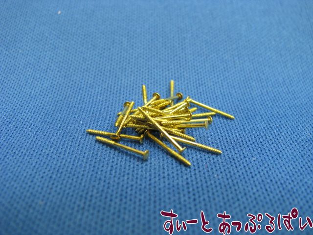 小さな釘の100本パックです。長さは約10mmです。釘ですが、先端の4mmくらいはネジのようなスクリュー状になっています。頭の部分は直径約1．5mmくらいの円形になっています。ドールハウスのやミニチュア作りのパーツとして、自由に使っていただ...