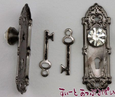 鍵付きのドアノブです。2組セットになっていますので、ドアノブ2個とカギ2本のお値段になります。お色は渋いピューターです。ぜひ貴方のドールハウスに！！サイズ：24x8mm、鍵の長さ14mm