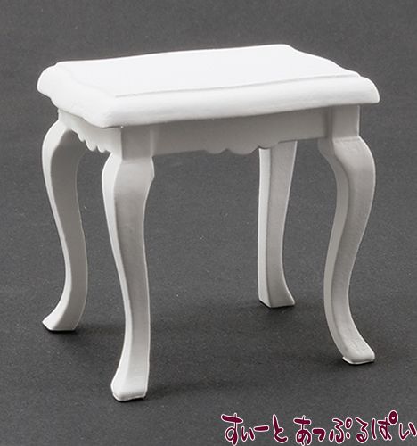 サイドテーブルのミニチュアです！シンプルで、色々と使えそうですね！ぜひ貴方のドールハウスに！木製です。サイズ：幅50ミリ、奥行き36ミリ、高さ50ミリ。