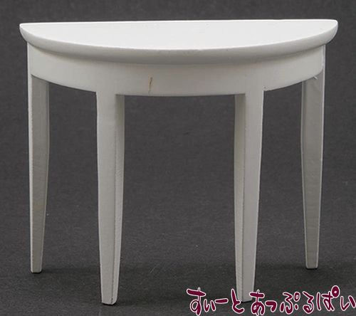 コンソールテーブルです。花瓶や写真などを置いて楽しめますね！奥行きが狭いので、ドールハウスの色々なところに置けそうです。ぜひお役立てください。サイズ：幅80ミリ、奥行31ミリ、高さ64ミリ。