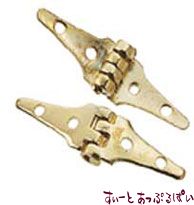 ドールハウス用の蝶番です。こういった珍しい形の蝶番なら、色々なところに使えそうですね！こちらは釘はついていません。お色は金色です。サイズ：開いた状態で9x4mm