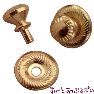 1/12サイズドールハウス用のドアノブです。写真左側の、ノブと輪が1セットで、組み合わせると右側のようになります。商品は4セット入りです。お色は写真よりも明るい金色です。結構キラキラしてゴージャスです。やっぱりビクトリアンにピッタリですね！...