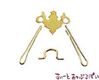 金属製の引き出し用引き手です。8組セットです。これの取り付けは、すごく細かい作業です！取り付けたいところに2つ小さな穴を開け、そこにピン型針金を引き手とプレートを通しつつ差し込みます。先の細いピンセットやペンチが無いと、難しいかも知れません...