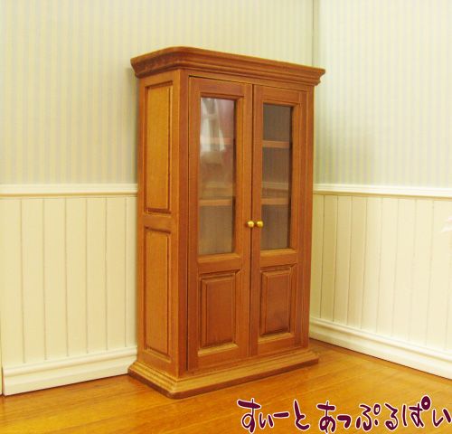 ミニチュア小物をディスプレイするのに、最適な家具ですね！リビングのキャビネットとしてもグッドです！ぜひ貴方のドールハウスに！サイズ：高さ150ミリ、幅90ミリ、奥行き40ミリ。スケールは1/12です。一段目の高さ（内寸）45ミリ、2〜4段目...