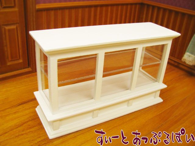 少し小さめのショップカウンターです！背面に扉がないので、品物の出し入れがし易いですね。3面アクリル板で中も良く見えます。他のショップカウンターより横幅が小さめなので、場所も選びませんね！単体でショップカウンターとして、ディスプレイフリッジと...
