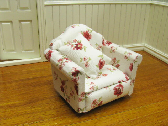 赤いお花の可愛いソファができました！生地のお色はオフホワイトになります。とっても可愛いし、お値段もお手頃（＊＾＾＊）にできました！ぜひあなたのドールハウスにお役立てください！ピローも一つ付属しますよ！ダブルソファやホワイト家具、私のお部屋と...