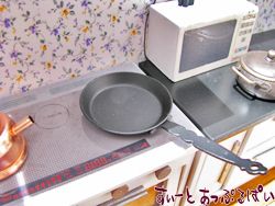 黒いフライパンのミニチュアです。パンの直径約25ミリ、取っ手の長さ約33ミリ。金属製。とっても金属製です。