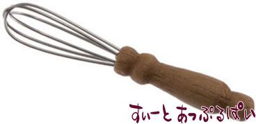 泡だて器のミニチュアです！かわいいです！こういうの好きなんですよねぇ…。ミニチュアのキッチン用品は、本当に萌えますよねぇ…。ただ、1/12サイズとしては少し大きめな気もしますので、サイズをご確認くださいね。ぜひ貴方のドールハウスに！サイズ：...