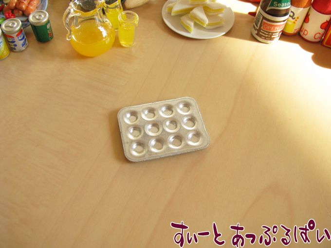 ミニチュアのベーキングトレイです！ぜひあなたのドールハウスのキッチンに！！金属製です。サイズ：27x20mm