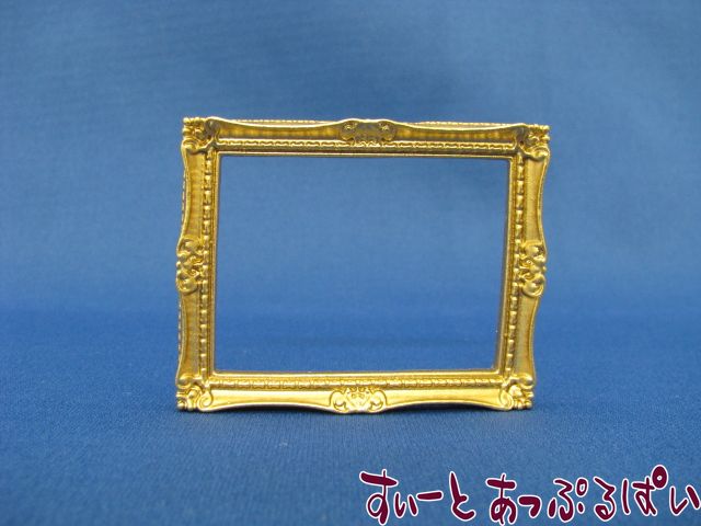 少し細めで、繊細で素敵なフレームです！お好きな写真や絵画を入れて、オリジナルフレームを作ってください！縦横どちらにもお使いいただけます。サイズ：フレームの内側：40x30mm、フレームの外側：50x40mm、厚さ約5mm