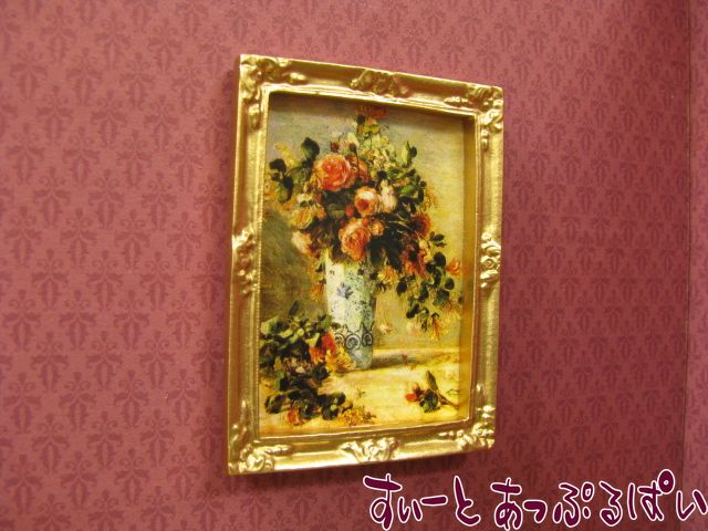 アンティーク調な薔薇の絵柄が素敵なフレームです！ドールハウスのアクセントになりますね！！サイズ：フレームの内側：33x46mm、フレームの外側：42x55mm、厚さ約4mm