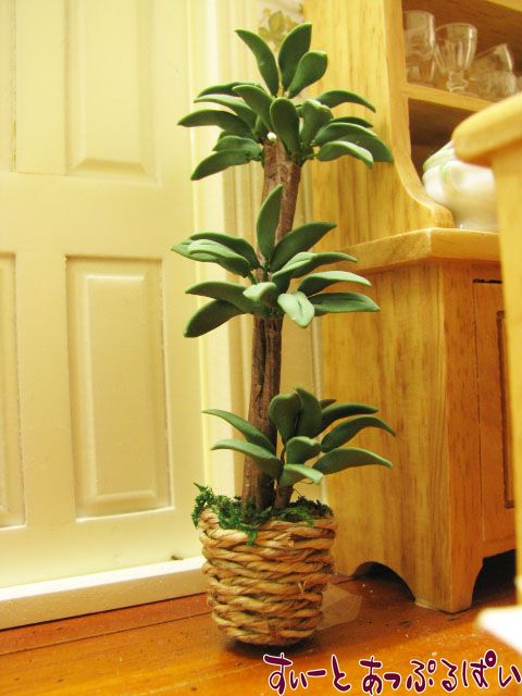 こんなの欲しかった！中程度の高さの観葉植物です。バスケット入りなので、室内置きに最適ですね！ぜひあなたのドールハウスに！サイズ　高さ約95ミリ。バスケットのサイズ　直径20ミリ、高さ18ミリ。バスケットからは外せません。※この形状で重量も軽...