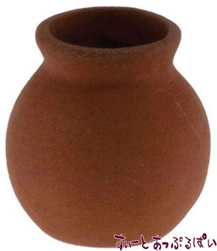 素焼きの壺のミニチュアです。植木鉢としても使えそうですね！スケールは1/12です。ぜひあなたのドールハウスに！サイズ：最大直径約20mm、高さ20mm、入れ口（内寸）直径約10mm