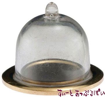 ケーキドームのミニチュアです！残念ながら、当店の25mmケーキには小さすぎるのですが、直径18mmくらいまでのケーキやデザートに良さそうですよ！金色のお皿の部分は金属製、ドームの部分はプラスチック製です。プラスチックの割には透明度が高いと思...
