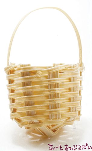 小さなバスケットのミニチュアです！！貴方のドールハウスに、ぜひお役立てください！サイズ：直径約17〜20ミリ。高さ30〜35ミリ。※手作り品のため、サイズには個体差がありますのでご了承ください。また、底面はほんの少し丸くなっておりますので、...