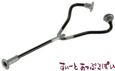 聴診器のミニチュアです。スケールは1/12です。かなり硬い針金で作られているようで、曲げたりすることはできません。ドクターの机に置くだけで、雰囲気出せますね！ぜひあなたのドールハウスに！サイズ：50x22mm