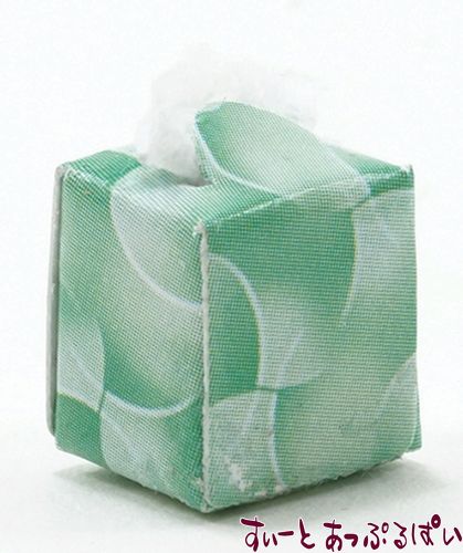 ティッシュボックスのミニチュアです！可愛くて、なごみ系ですね〜！しかしこれも、自分で作れそうですよね？？工作好きな方は、自作にトライしてみてくださいね！貴方のドールハウスに、ぜひお役立てください！紙製。サイズ：9x9x10ミリ。