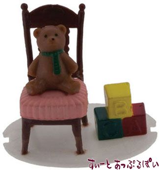 なんだこれ（笑）全部プラスチックでできているのですが、椅子に乗ったくまちゃんと、ABCブロックが白い円盤状のプレートに固定されています。このまま子供部屋などに置いてはどうでしょうか？もしかしたら、ドールハウス用ではないのかもしれませんが、「...