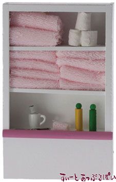 バスルーム家具のミニチュアです！写真の通りに、小物もセットになっています（接着されています）。お値段なりのルックスといったところで、小物のセッティングなど荒い感じですが、置くだけで本当に手軽です。とにかく一瞬でドールハウスのバスルームを仕上...