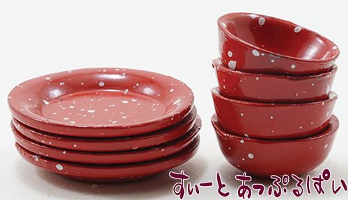 ミニチュアのお皿4枚とお椀4個のセットです。トレンディなレッドカラーですよ！ぜひあなたのミニチュアフード作りにお役立てください！お皿の直径14ミリ、お椀の直径8ミリ。