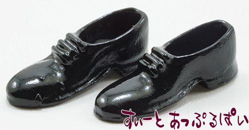 1/12サイズとしては少し小さめかなと思います。サイズをご確認くださいね！金属製で少し重みがあります。ドールハウスにもお父さんスペースを作ってあげてくださいね！サイズ：20x8ミリ、高さ7ミリ。※足を入れることはできません。