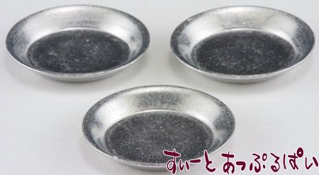 アルミ製のパイ皿のミニチュアです。3枚セットです。給食のお皿みたいですね〜！色々と使えそうですね！直径約21mm、高さ約3?。スケールは1/12です。ぜひあなたのドールハウスに！
