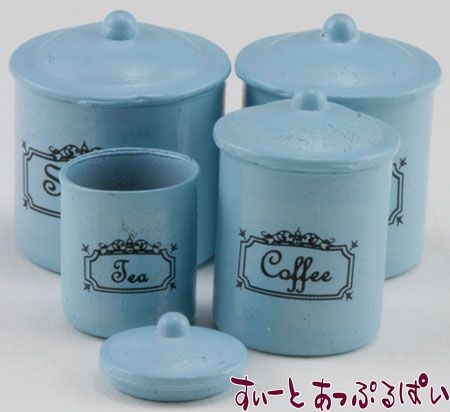 キャニスターのミニチュアです！カントリー調や、モダンにも合いそうですし、汚しをかけたりすれば、様々な年代のドールハウスに使えそうですよね！ぜひ貴方のドールハウスにお役立てください！一番大きなキャニスターのサイズ：直径15mm、高さ21mm。...