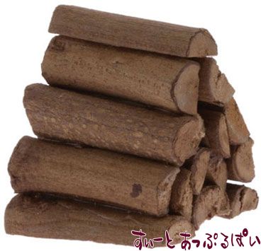 薪（まき）のミニチュアです。写真のような形に薪同士が接着されています。一つ一つ形状が異なるため、ログホルダー（IM65424やIM65830）にぴったりと収まらない可能性があります。その場合は、少し薪を減らす（削る）などするとよいかと思いま...