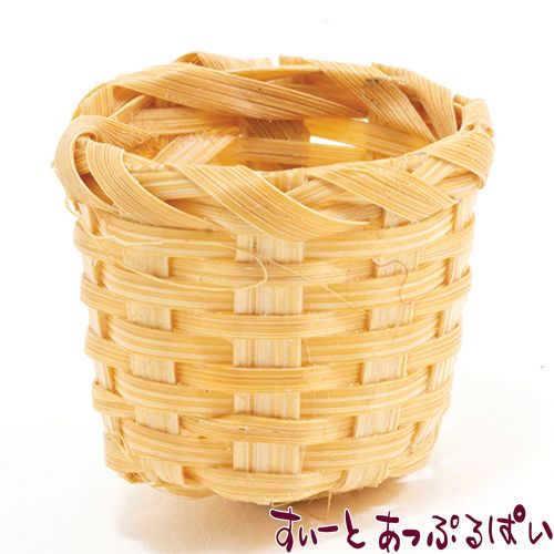 ゴミ箱にちょうどよさそうな感じです！底が平らじゃないので少し傾く場合があります。工夫すれば色々と使えそうです。ぜひあなたのドールハウスに！サイズ：直径25ミリ、高さ23ミリ。※手編みのため、多少の個体差がございます。手作りの温かみとご了承い...