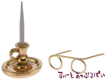 寝室用の燭台のミニチュアです。メガネとのセットがかわいいですが、メガネは針金を曲げてあるだけで、すこぶるチャチですので、あまり期待なさいませぬよう…でも、かわいいミニチュアですよ！燭台のサイズ：直径18mm、高さ35mm、メガネのサイズ：1...