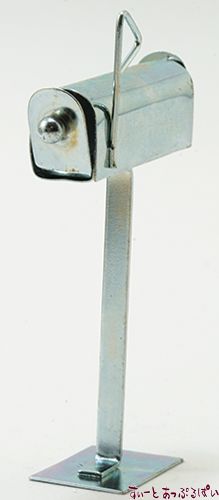 郵便受けのミニチュアです！金属製です。オーソドックスな形！玄関先に置くだけで、お手軽ですね！フタは無理やり開けられますが、何度も開閉すると折れてしまうと思いますので、ご注意くださいね。自立はOKです。それにしても、手紙を書く機会はすっかり減...