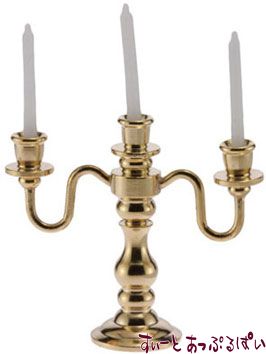 燭台のミニチュアです。金属製です。プラ製のろうそくは取り外しできます。値段が高いですが、美しいです。台座直径15mm、ろうそくを除いた高さ約37mm幅約42mm。ろうそくを含んだ高さ約57mm