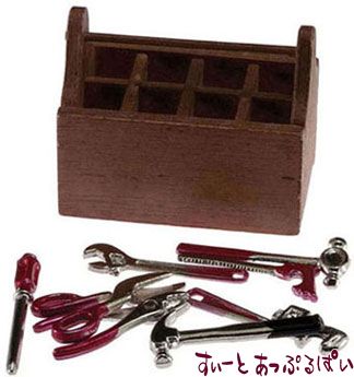 工具8点セットのミニチュアです。木製のボックスも付いています。ガレージなどにいかがでしょうか？ボックスのサイズ：45x25xH37mm、ドライバー33mm、ペンチ28?o、のこぎり28?o。ツールは金属製です。