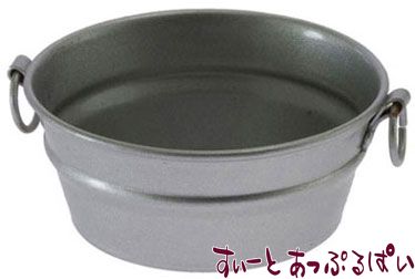 たらいのミニチュアです！色々な用途に使えますね！ちょっと汚しをかけたりしても面白いですね！ぜひ貴方のミニチュアライフにお役立てください。サイズ：直径47mm、高さ20mm。アルミ製です。