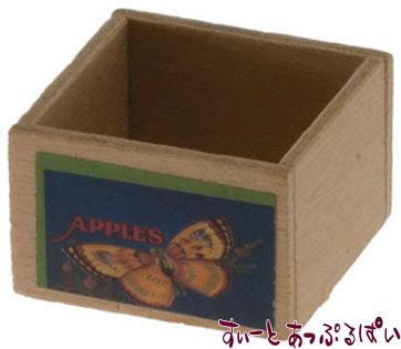 木製の箱です！「りんご」のステッカーが貼ってあります。お店屋さんのディスプレイ等にお役立てくださいね！サイズ：29x29xH18mm