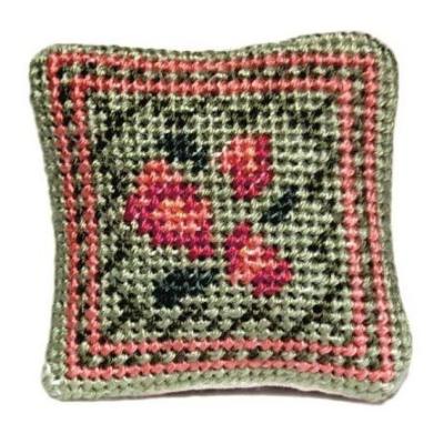 【Janet Granger Designs】【英国製】英国人デザイナー、ジャネット・グランガーさんのミニチュア　ニードルポイント（刺繍）のキットです。約32x32ミリのクッションを作ります。こんな小さな刺繍、絶対に無理！！と思うかもしれま...