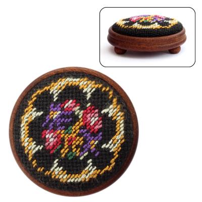 【ご注意】刺繍部分はご自身で刺して仕上げるDIYキットです。【Janet Granger Designs】【英国製】英国人デザイナー、ジャネット・グランガーさんのミニチュア　ニードルポイント（刺繍）のキットです。フットスツールは「足置き」で...