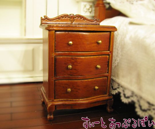 こちら、リバイバル商品です！ベッドと一緒に、夢の続きはいかがでしょうか？もちろん引き出しも可動しますよ！本やランプを置いて、臨場感出しちゃってくださいね！ぜひあなたのドールハウスにお役立てください！実際のお色は、濃いウォールナットになります...