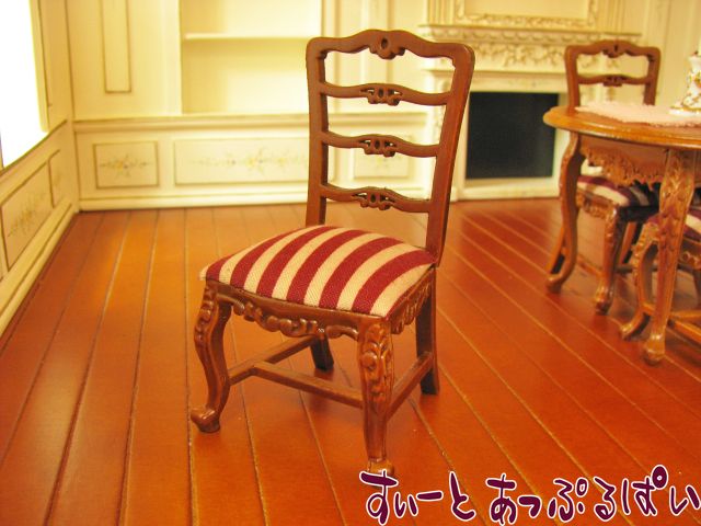 とっても素敵なアームチェアーが出来上がりました！背もたれの繊細さと、布柄の素敵さに一目惚れ！ぜひ貴方のドールハウスにお役立てください！ダイニングテーブルと合わせると素敵ですよ！サイズW48xD49xH85mm、座面までの高さ約43mm、座面...