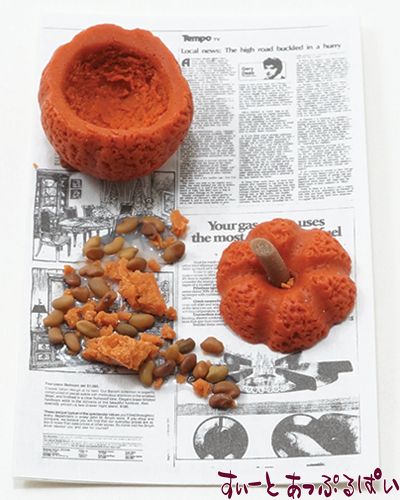 面白〜い！ハロウィンに向けて、かぼちゃのくり抜き中ですね！机の上に置くだけで、臨場感出ちゃいますね！貴方のドールハウスに、ぜひお役立てくださいね！※新聞の柄は、個体ごとに異なります。※種などの位置は、個体ごとに異なります。※アメリカ製のため...